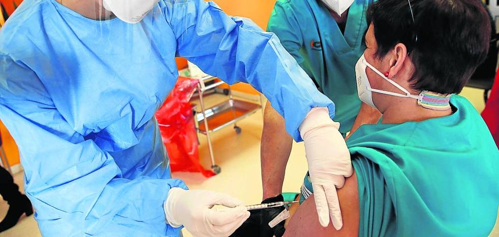 El proceso para ponerse la vacuna durará 15 minutos por persona | El Correo