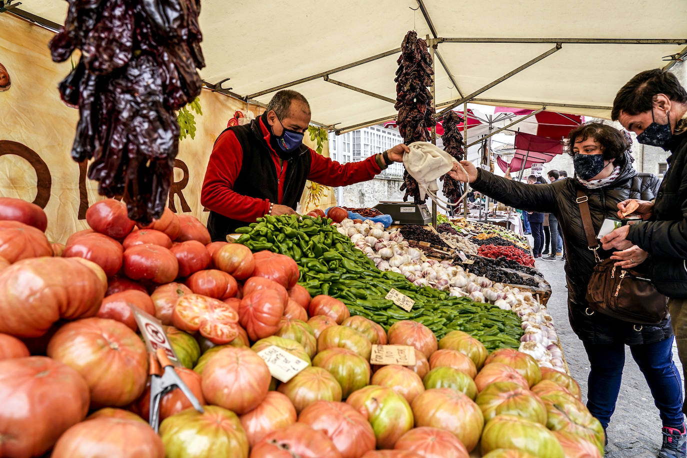 Fotos: El Mercado de la Almendra regresa al Casco Viejo un año después ...