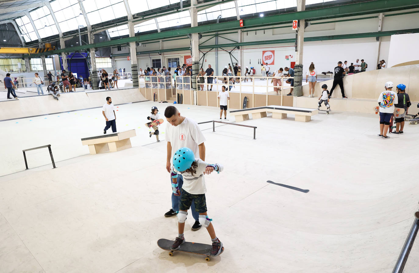 Fotos: Inaugurado en Sopela el surf-skate park con la ola más grande de ...