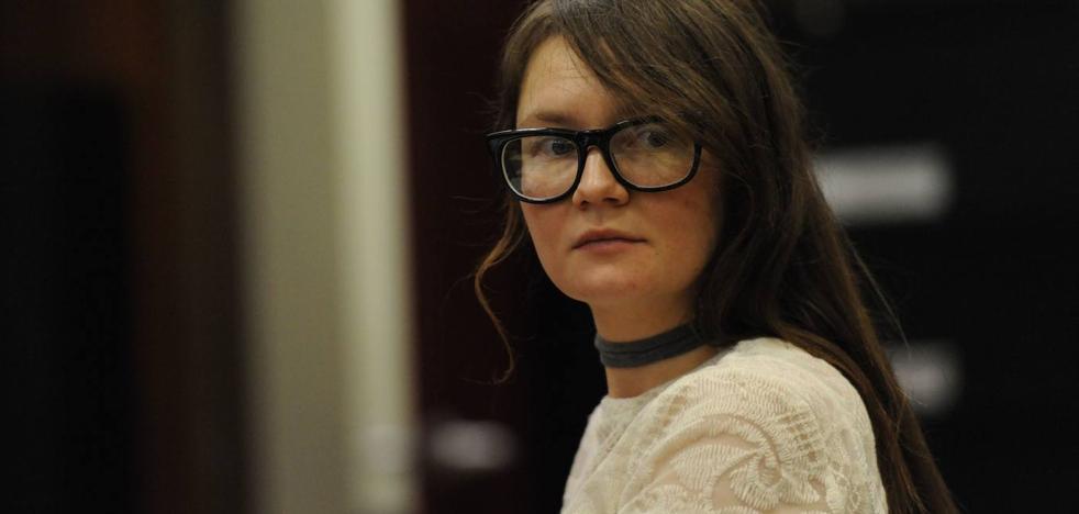 Anna Sorokin, la estafadora de la 'jet-set' de Nueva York, sale de la ...