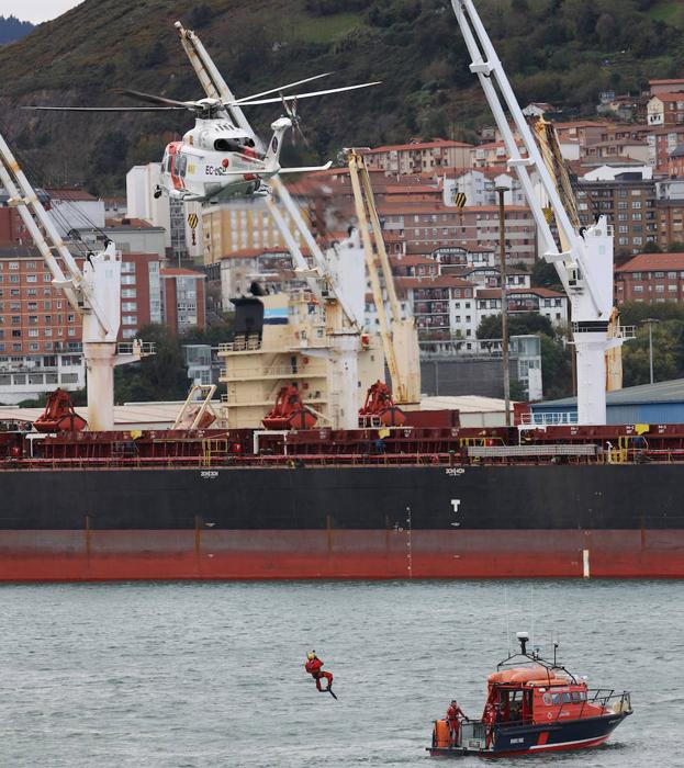 Cien especialistas intervienen contra el vertido ficticio de 70 ...